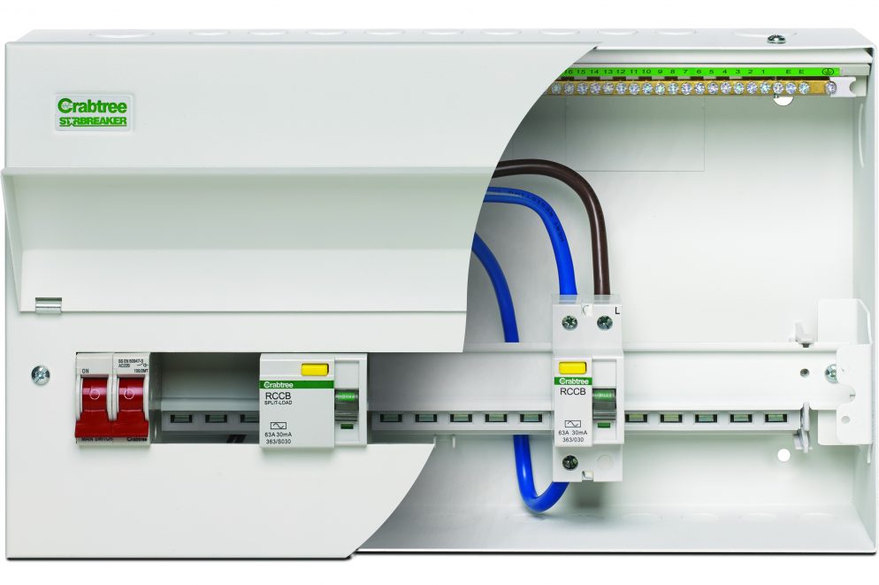 Standard self-latching multipole connectors with alignment key