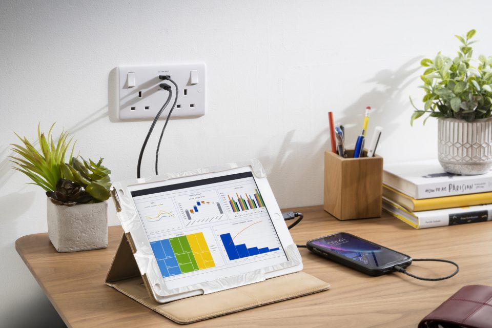 Standard self-latching multipole connectors with alignment key ...
